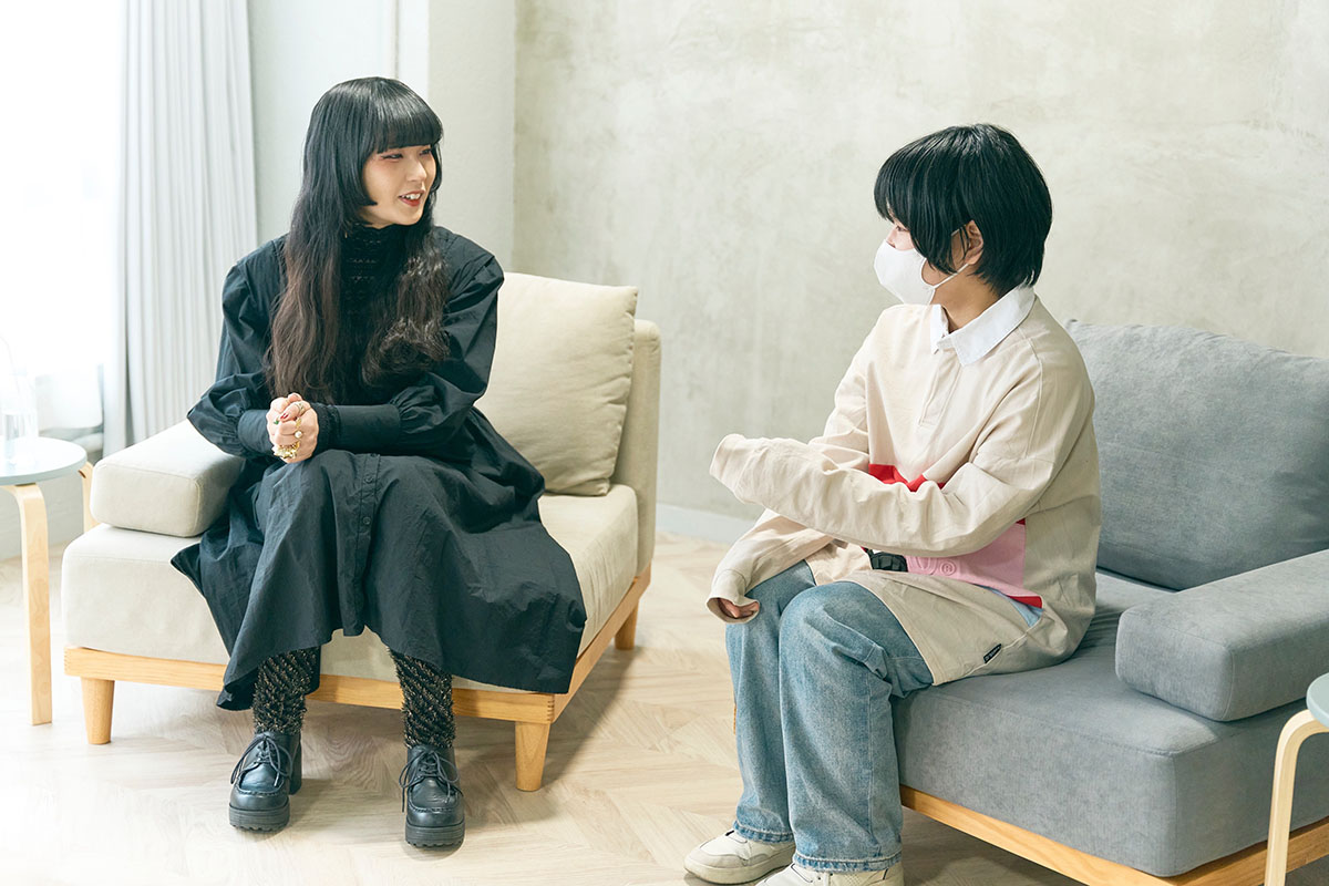 Relaaaax | アーティスト・Daoko × 漫画家・小骨トモの“リラックス対談” 《前編》。愛読する漫画や嫉妬心への向き合い方とは